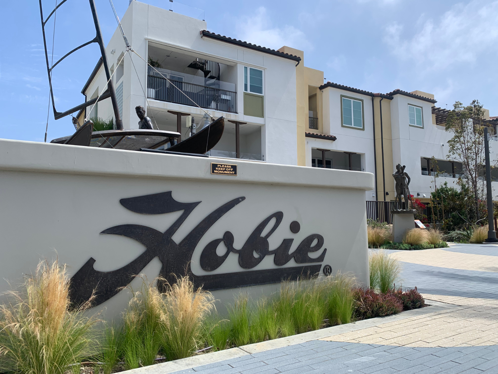 Hobie Memorial’s Bronze Statue and Rustic Color Solution | Natina